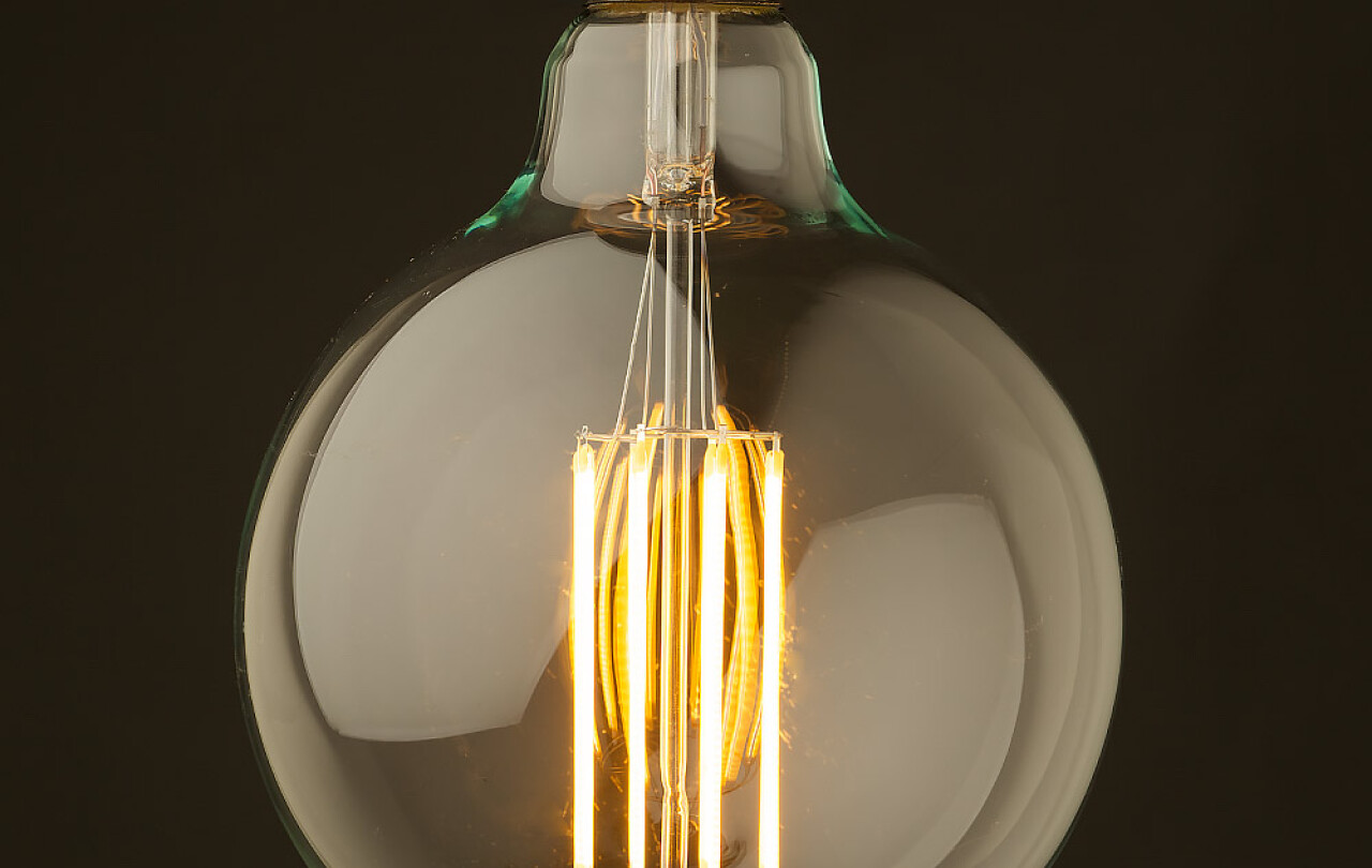 8 Watt Dimmable Lantern Filament LED E27 Clear 125mm por Edison Light ... 8 Watt Dimmable Lantern Filament LED E27 Clear 125mm por Edison Light ...